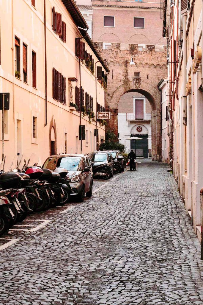 Borgo Pio: scoprirlo a piedi, passo per passo | Le strade di Roma