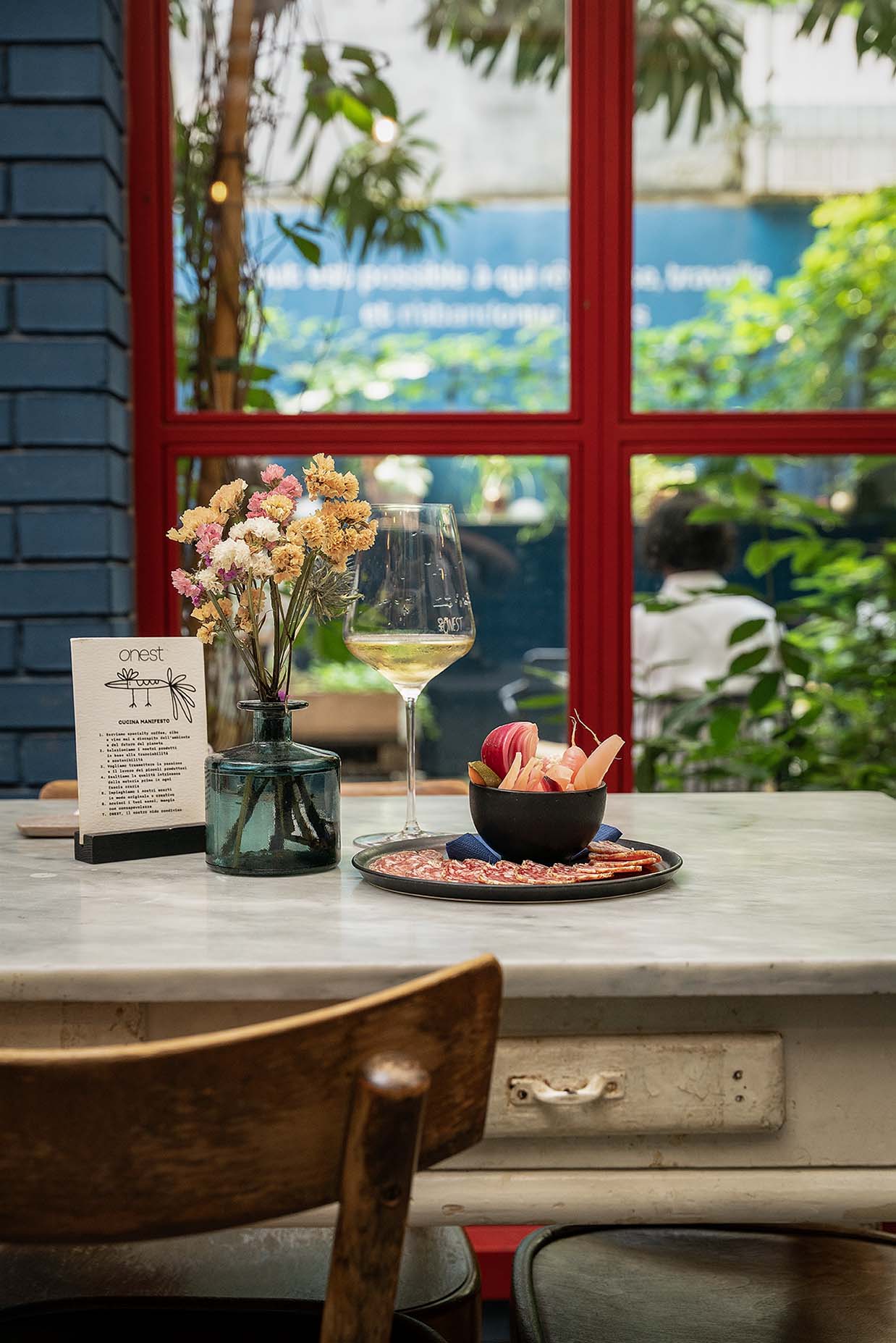 Onest Milano: vini naturali, specialty e piattini | Le strade di Milano